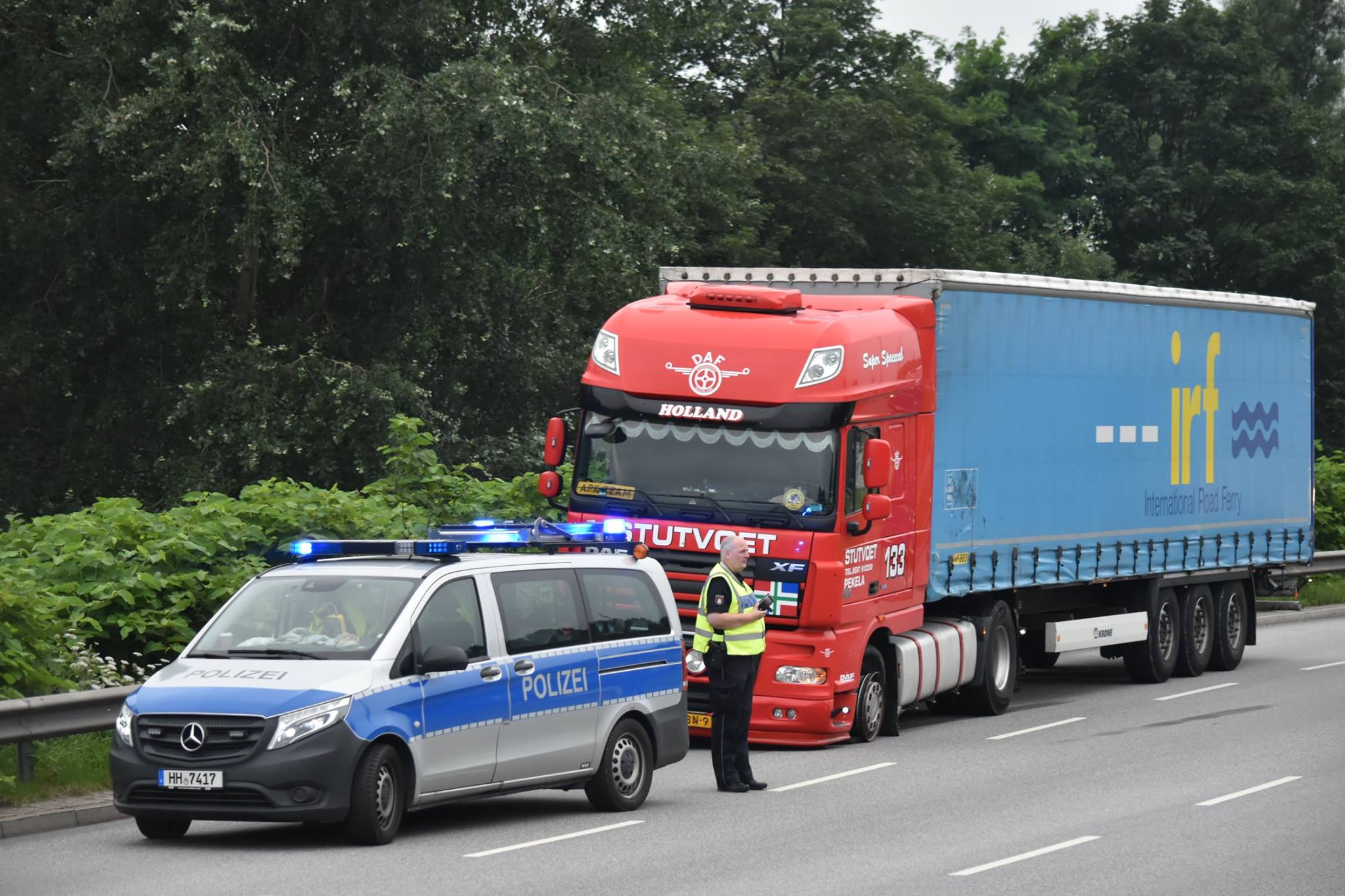 Truckspotters Harry en Pier zijn altijd onderweg - Brekt