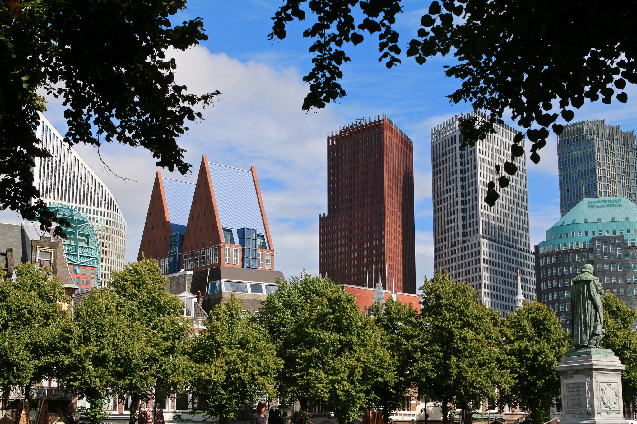 TERUG IN DEN HAAG - Brekt