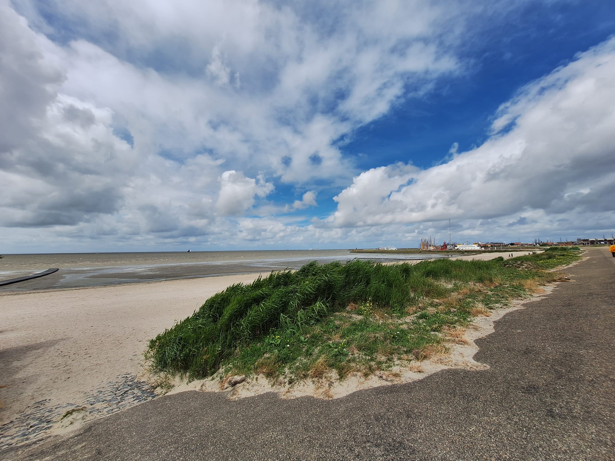 HARLINGEN AAN ZEE - Brekt